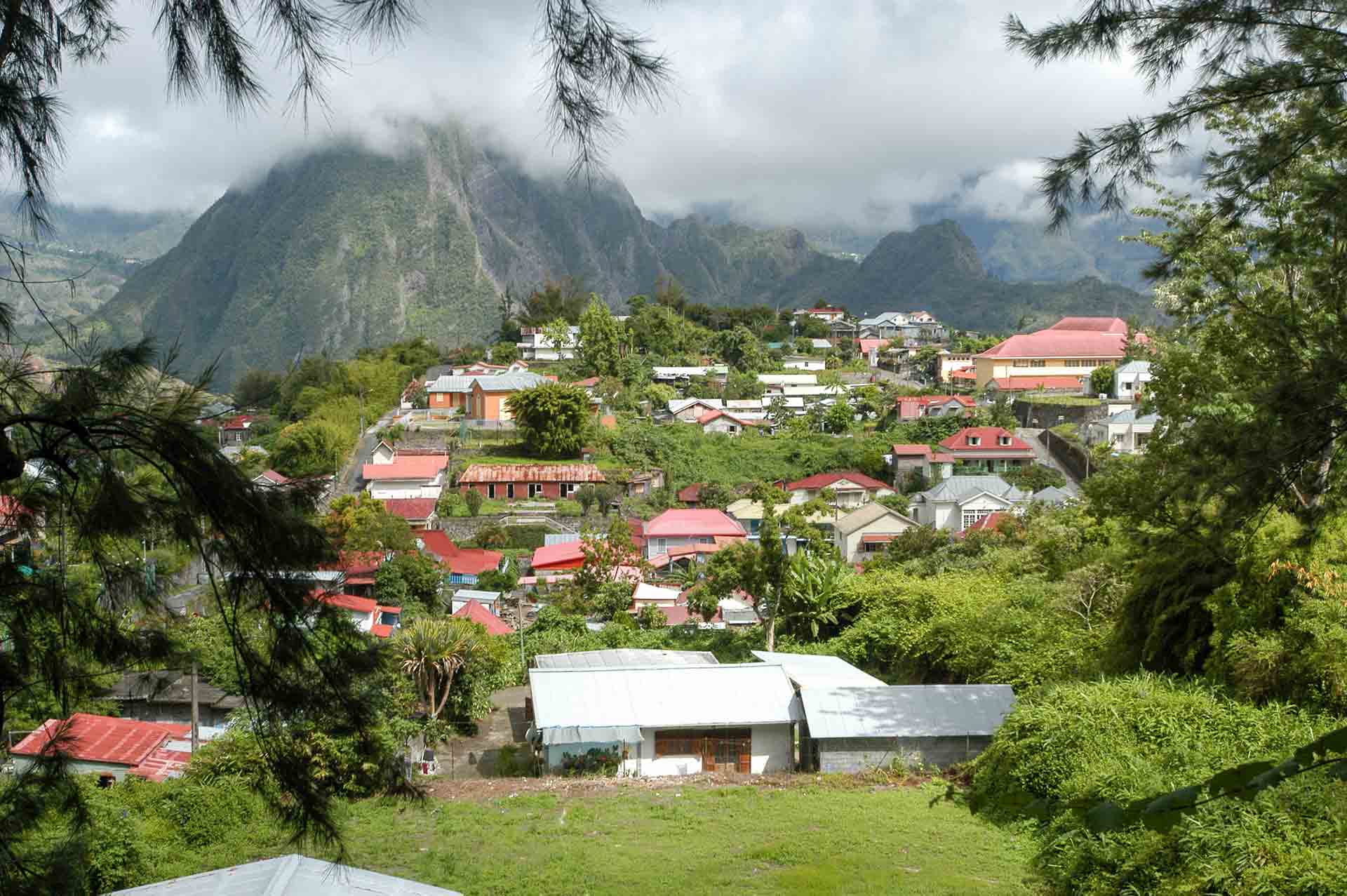 Personal effects and excess baggage shipping to Reunion Island - My Move